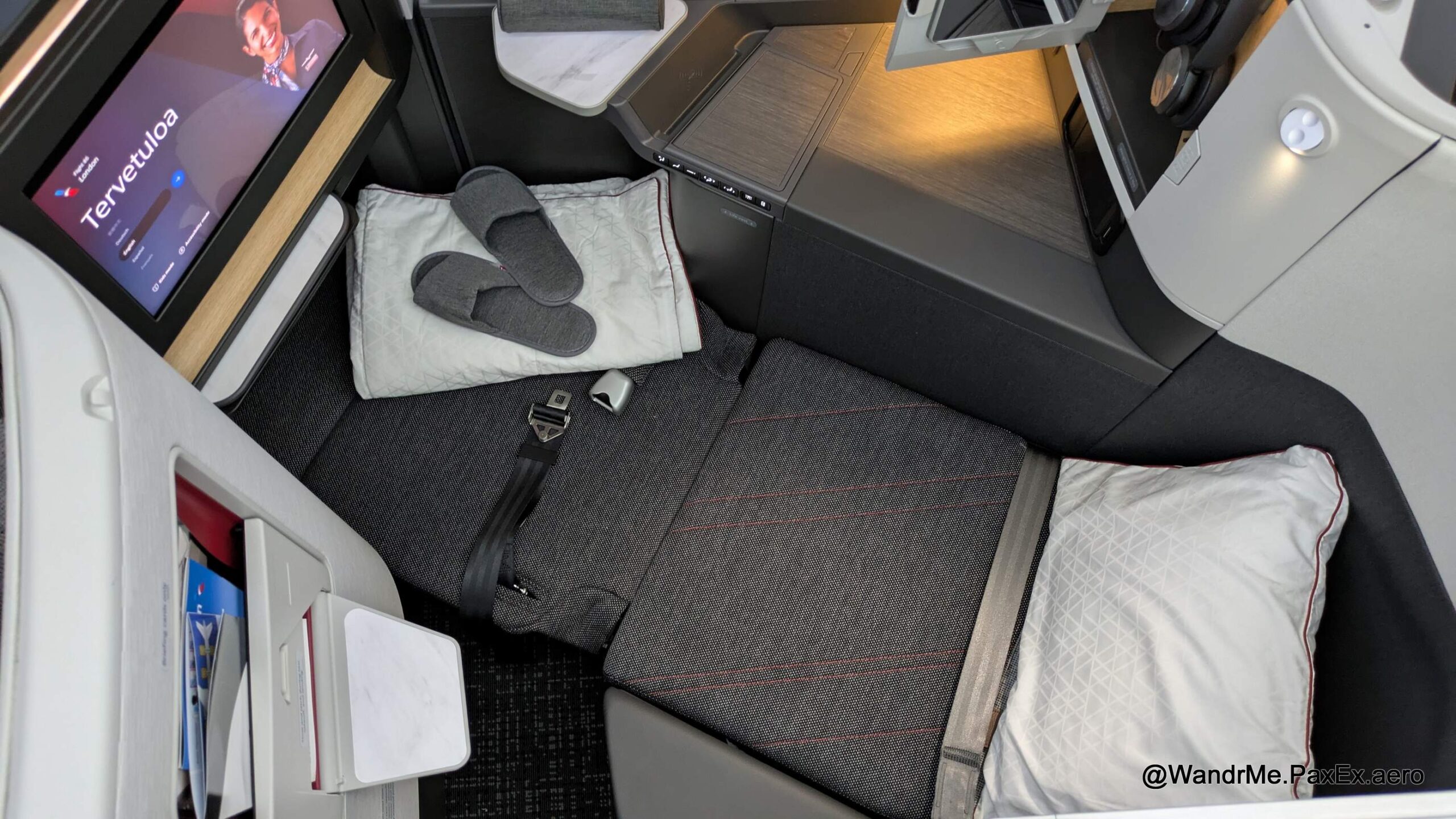 All the goodies in American's new Flagship Business seat | PaxEx.Aero